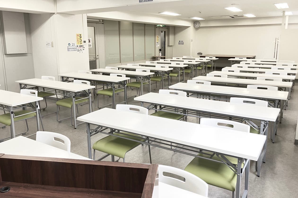 第一会議室 3名掛け最大60席【高崎駅徒歩7分 販売利用OK】プロジェクター|スクリーン|ホワイトボード|Wi-Fi|無料の写真4