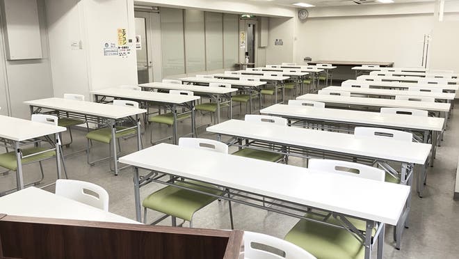 第一会議室 3名掛け最大60席【高崎駅徒歩7分 販売利用OK】プロジェクター|スクリーン|ホワイトボード|Wi-Fi|無料の写真4