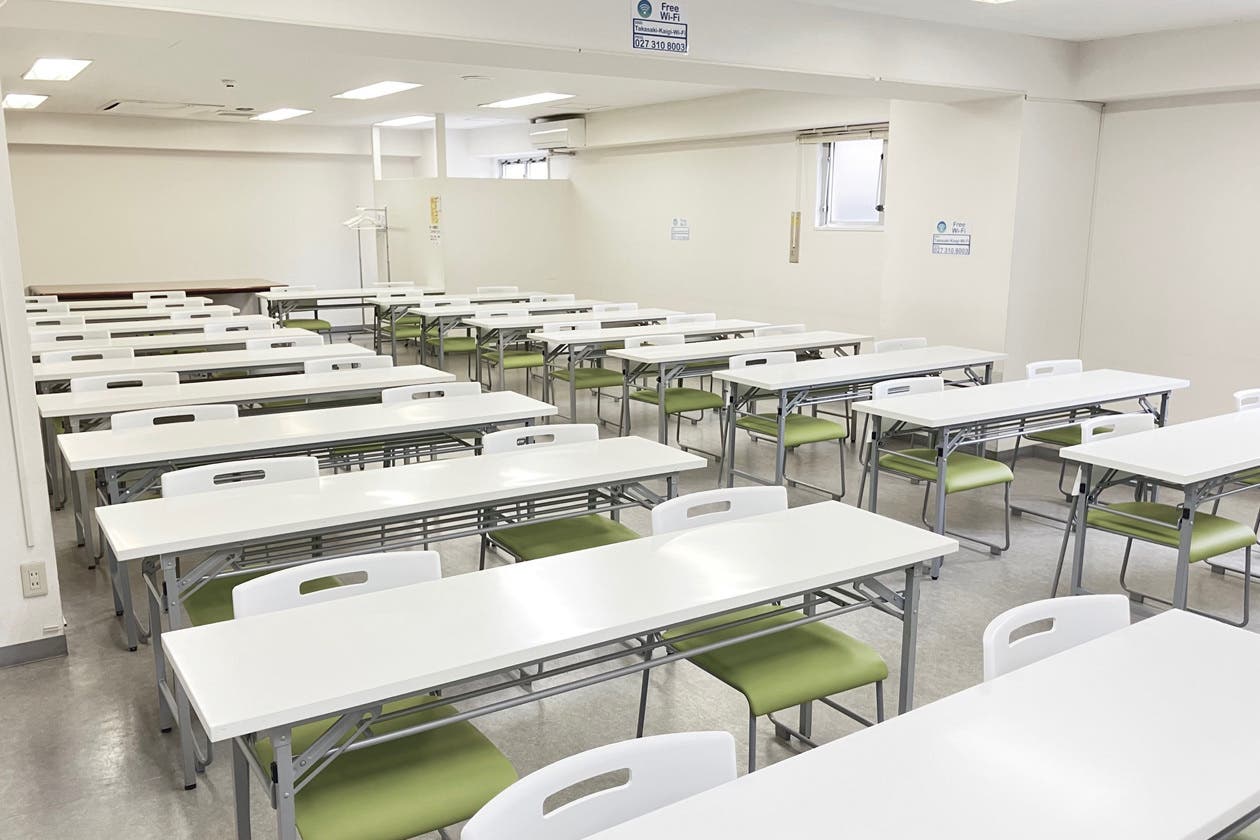 第一会議室 3名掛け最大60席【高崎駅徒歩7分 販売利用OK】プロジェクター|スクリーン|ホワイトボード|Wi-Fi|無料の写真6