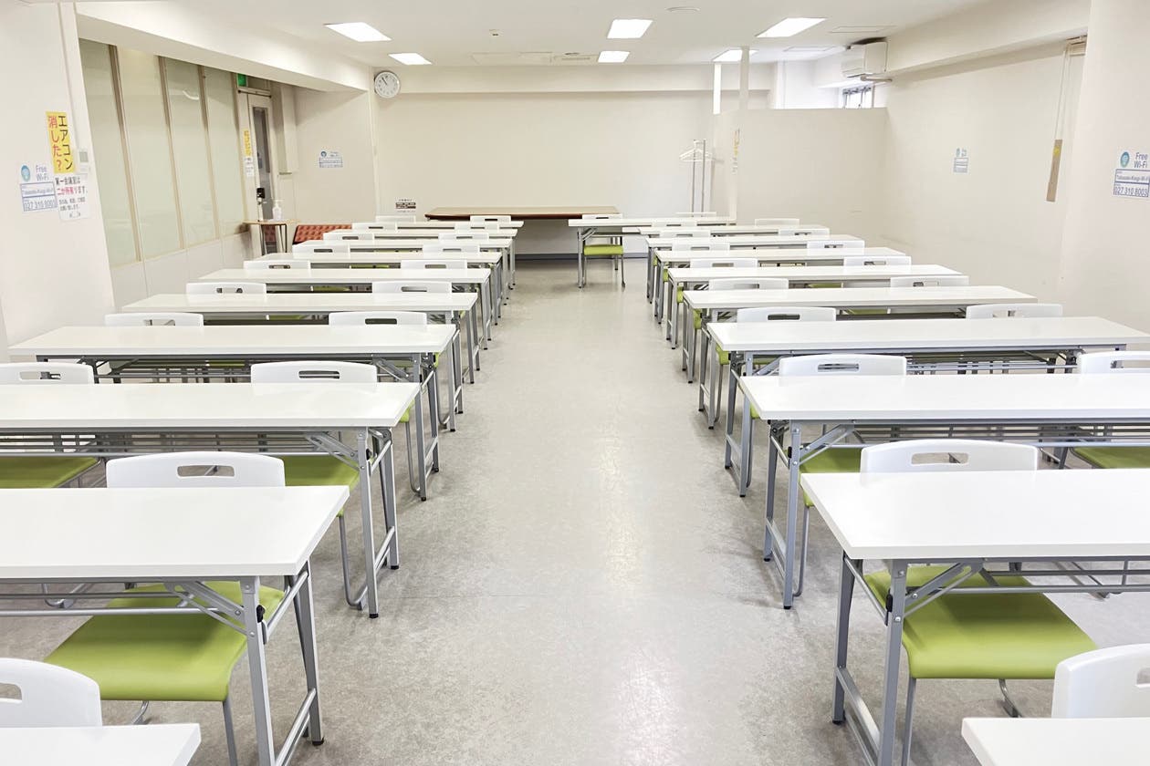 第一会議室 3名掛け最大60席【高崎駅徒歩7分 販売利用OK】プロジェクター|スクリーン|ホワイトボード|Wi-Fi|無料の写真5