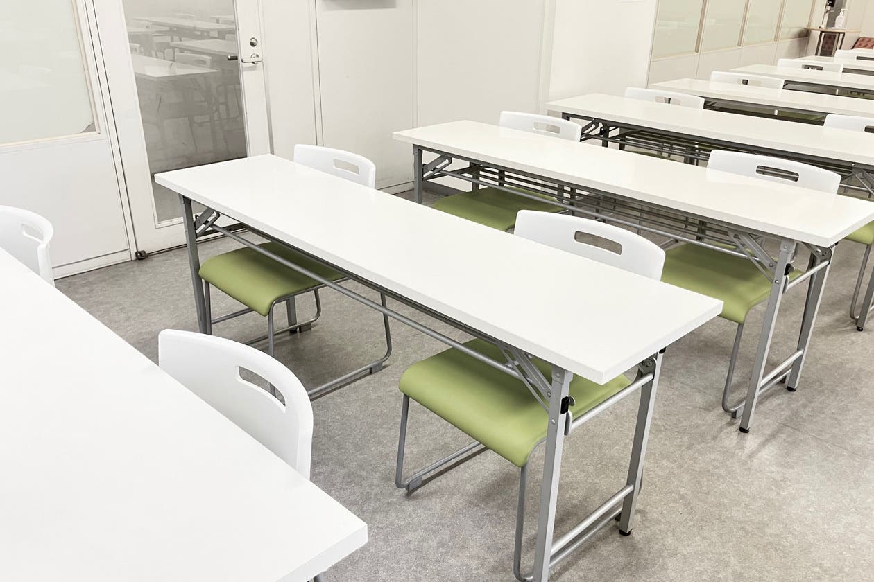 第一会議室 3名掛け最大60席【高崎駅徒歩7分 販売利用OK】プロジェクター|スクリーン|ホワイトボード|Wi-Fi|無料の写真7