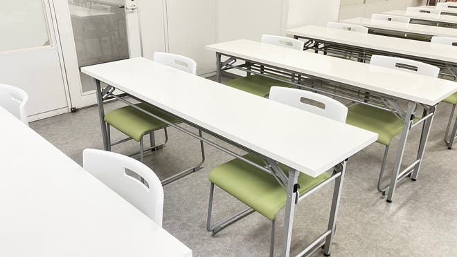 第一会議室 3名掛け最大60席【高崎駅徒歩7分 販売利用OK】プロジェクター|スクリーン|ホワイトボード|Wi-Fi|無料の写真7