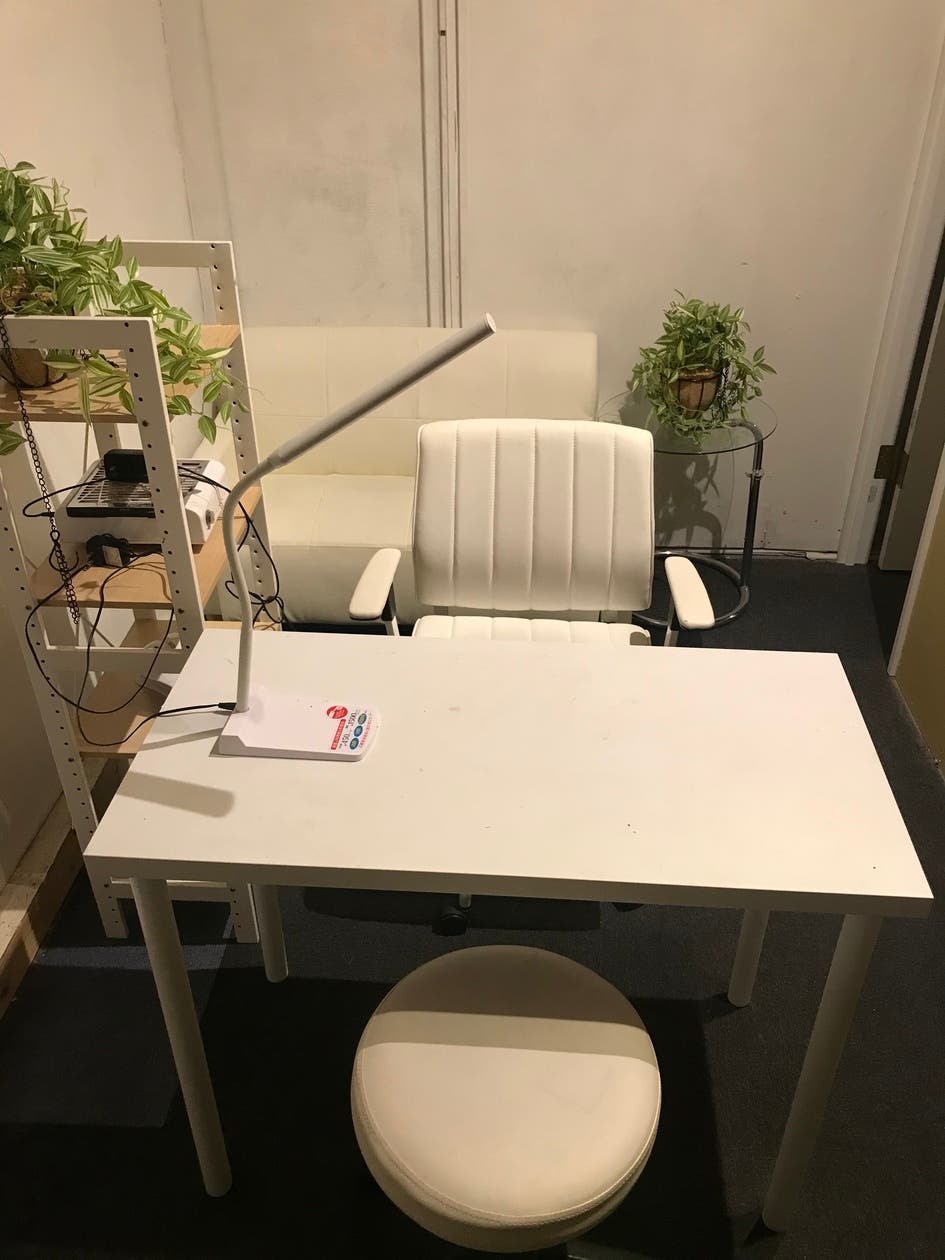 新宿御苑前駅からまっすぐ徒歩３分、激安１ｈ６００円で完全個室のネイルサロン！ネイル用品も貸し出し無料の写真2