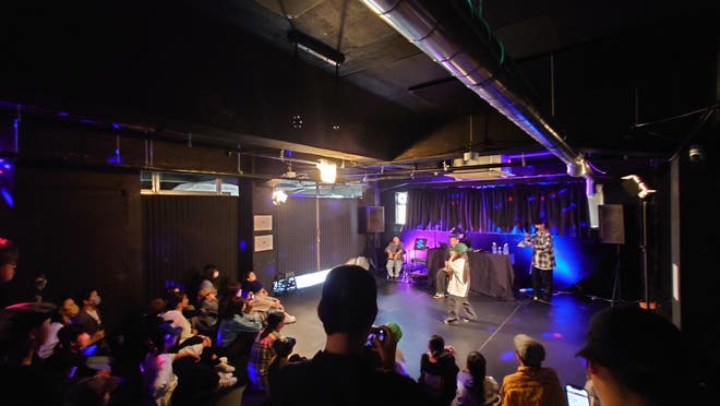 【格安レビュー限定プラン有!!】イベントも演劇舞台も可|駅チカ徒歩1分の超好アクセス|黒色統一の広々ダンススタジオの写真5