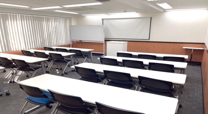 NLC新大阪8号館902号室　小規模会場でも無料のプロジェクター・スクリーン・ホワイトボード完備★高速ネット回線導入★