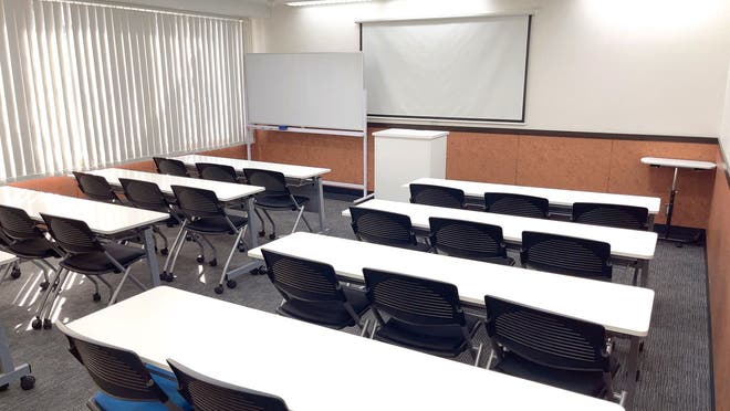 NLC新大阪8号館902号室 小規模会場でも無料のプロジェクター・スクリーン・ホワイトボード完備★高速ネット回線導入★の写真1