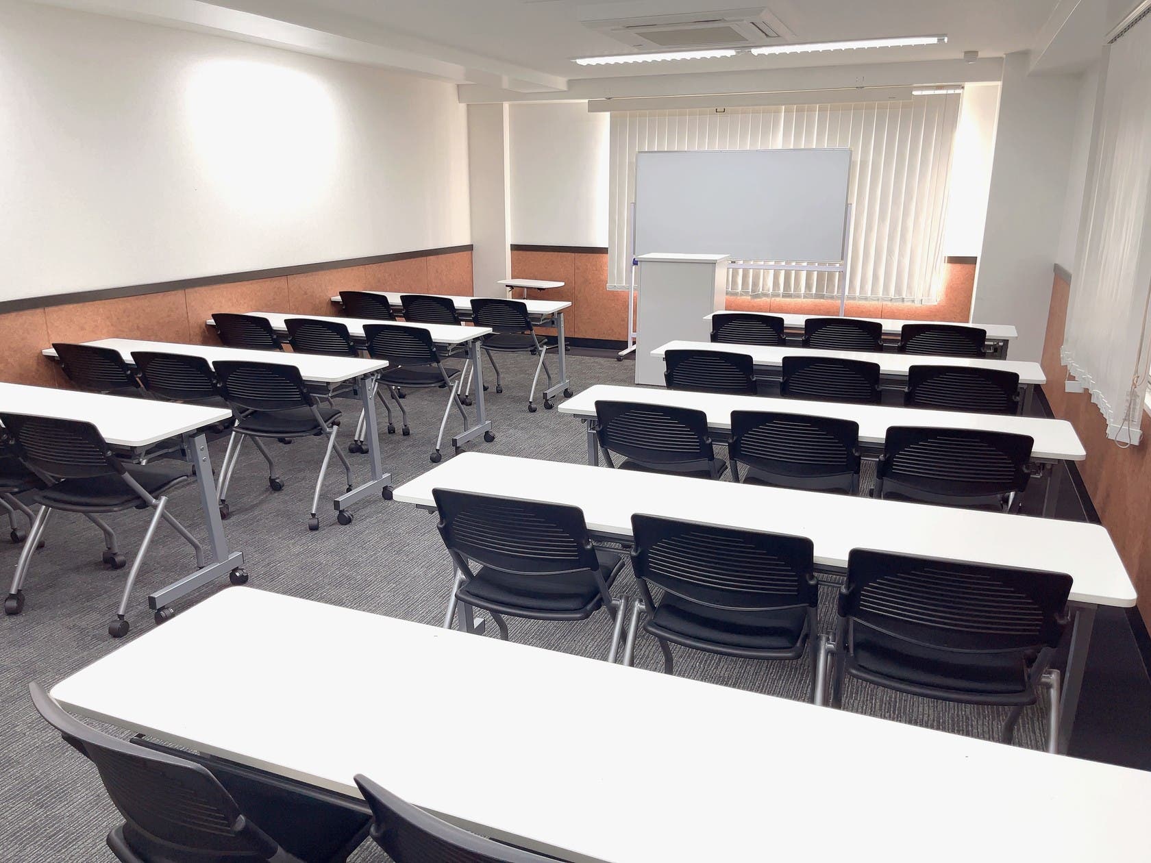 NLC新大阪8号館904号室【全て無料】プロジェクター・スクリーン・ホワイトボード★高速ネット回線NURO光の写真1