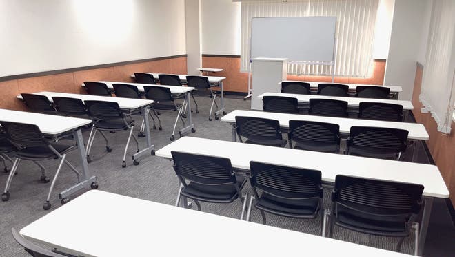 NLC新大阪8号館904号室【全て無料】プロジェクター・スクリーン・ホワイトボード★高速ネット回線NURO光の写真1