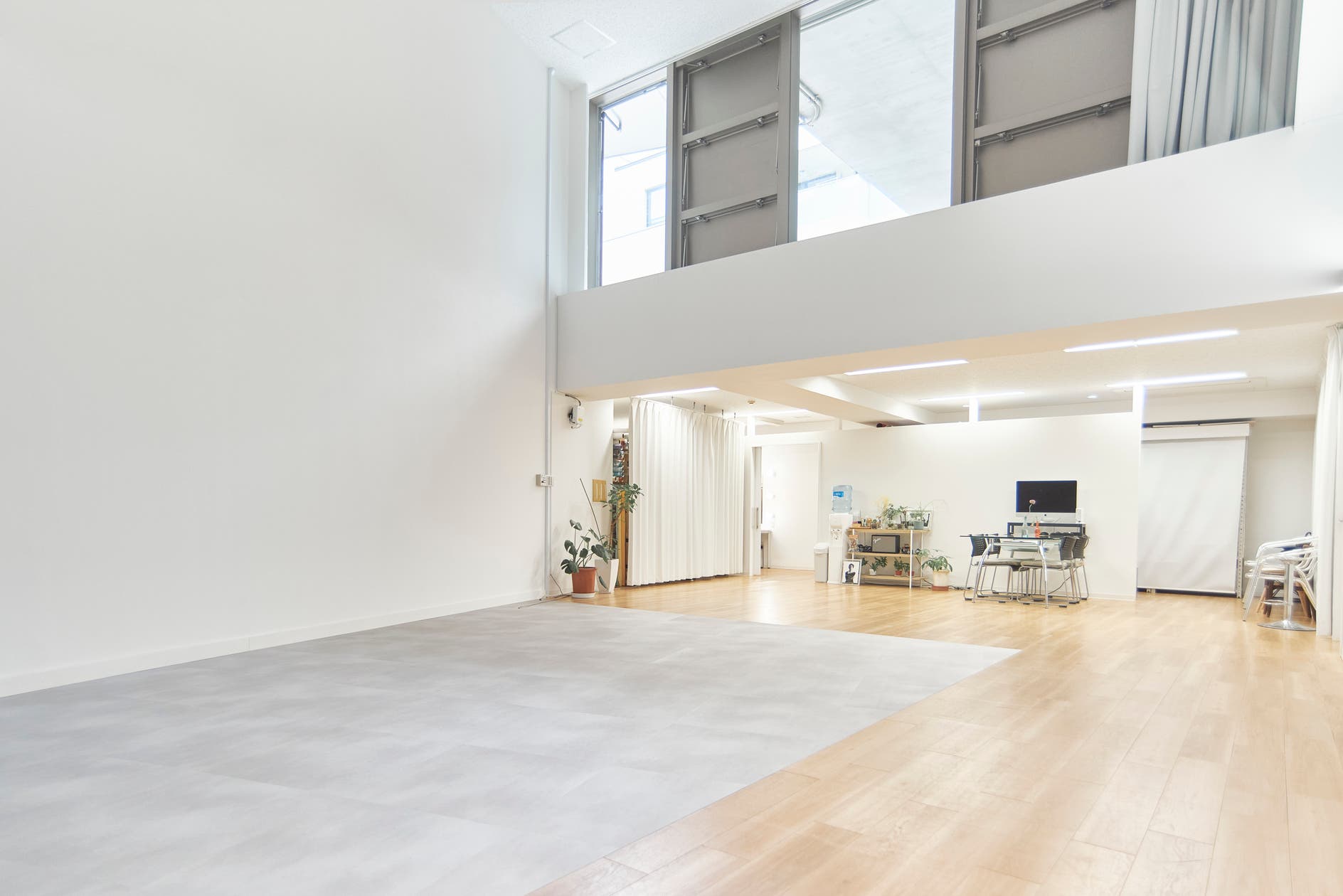 天井高5.4ｍの開放的な空間が特徴の白壁撮影スタジオの写真1