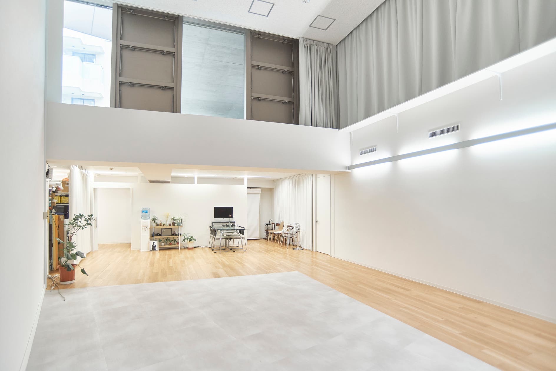 天井高5.4ｍの開放的な空間が特徴の白壁撮影スタジオの写真2
