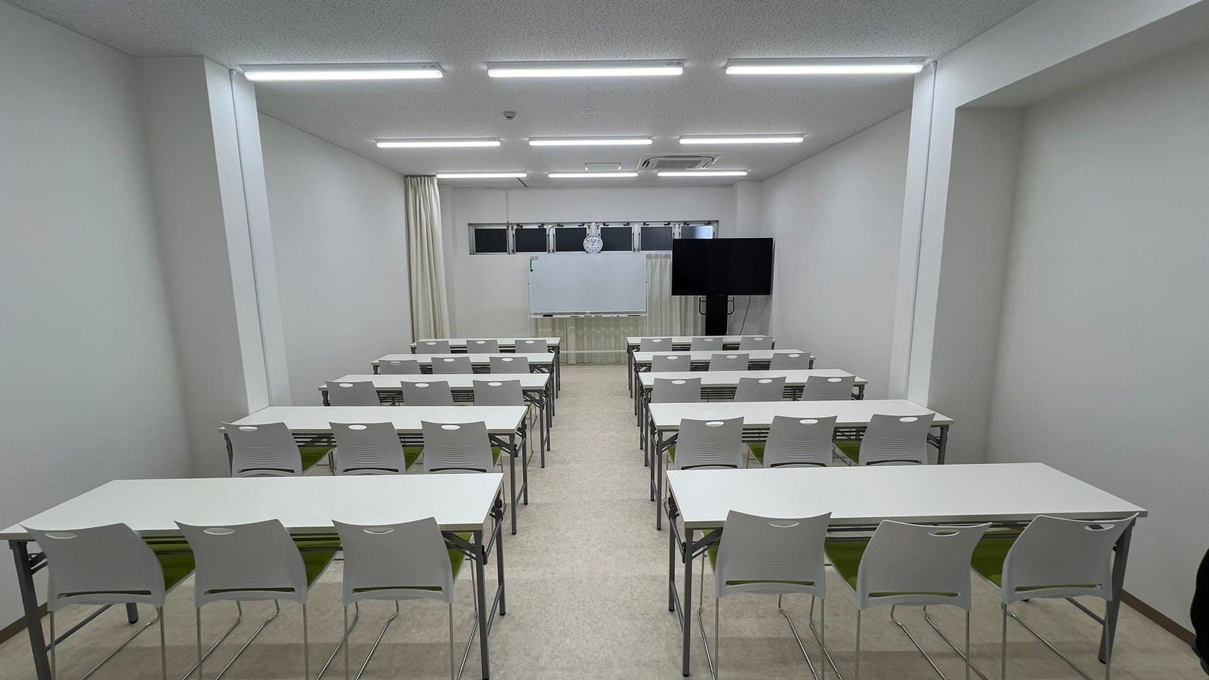 【とさでん堀詰駅徒歩2分！】65インチＴＶ・ホワイトボード・WiFi無料レンタル会議室 の写真1