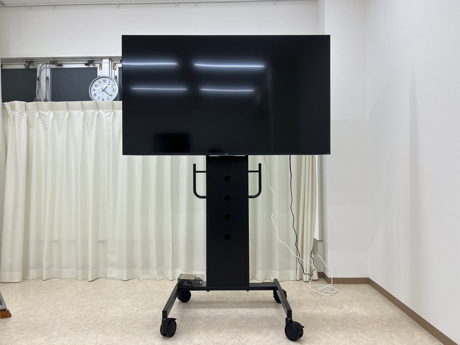 【とさでん堀詰駅徒歩2分！】65インチＴＶ・ホワイトボード・WiFi無料レンタル会議室 の写真4