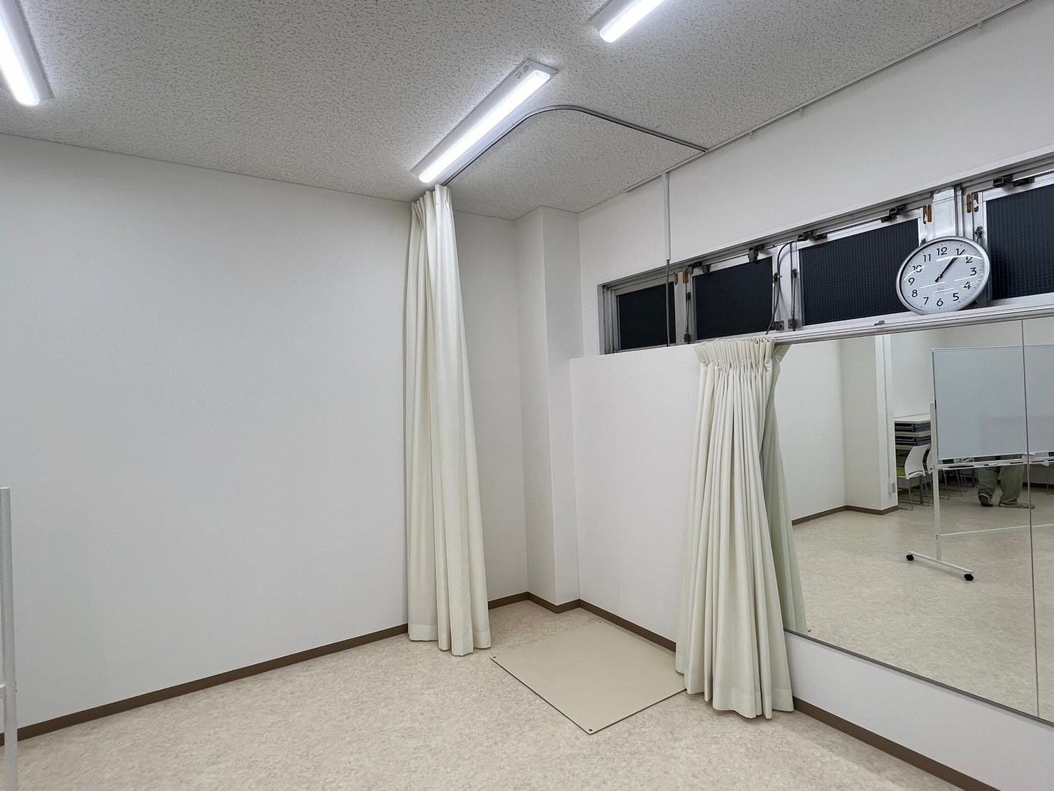 【とさでん堀詰駅徒歩2分！】65インチＴＶ・ホワイトボード・WiFi無料レンタル会議室 の写真3