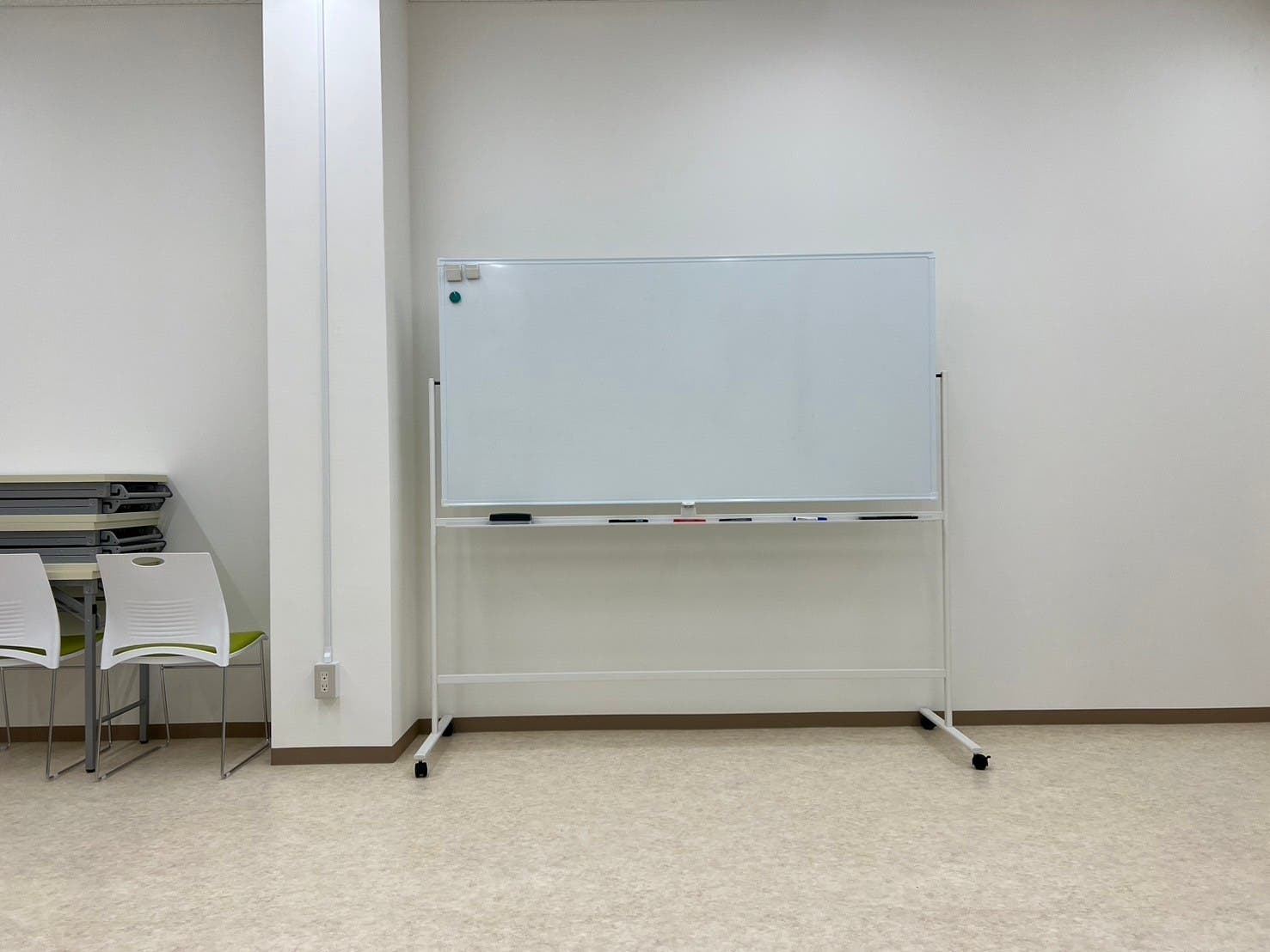 【とさでん堀詰駅徒歩2分！】65インチＴＶ・ホワイトボード・WiFi無料レンタル会議室 の写真6