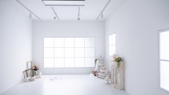 白を基調とした自然光豊かな撮影スタジオの写真1