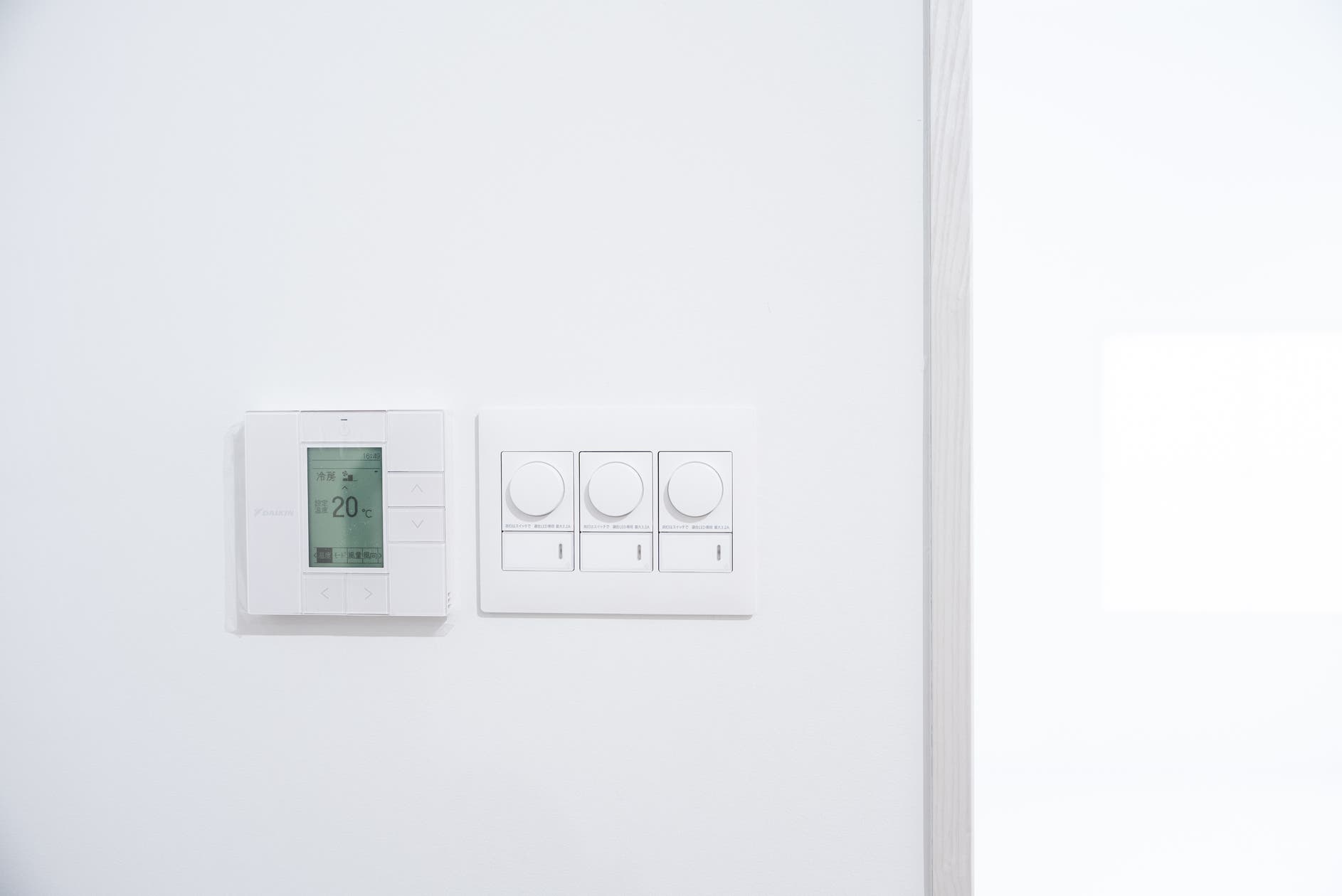 白を基調とした自然光豊かな撮影スタジオの写真6