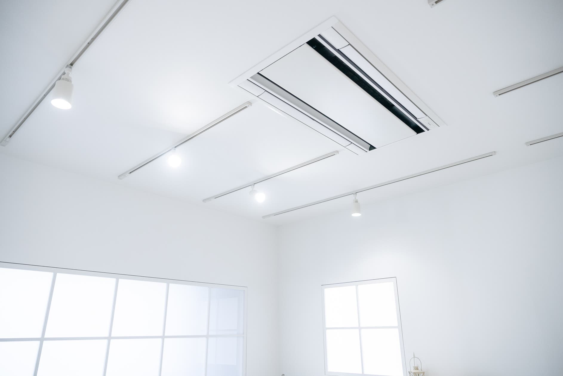 白を基調とした自然光豊かな撮影スタジオの写真7