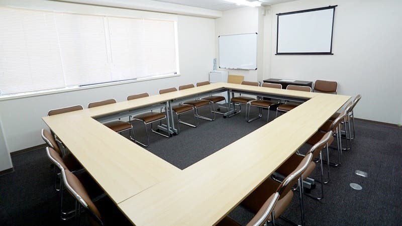 名古屋駅徒歩２分の会議室！スクール１８名でプロジェクター等備品は無料の写真3
