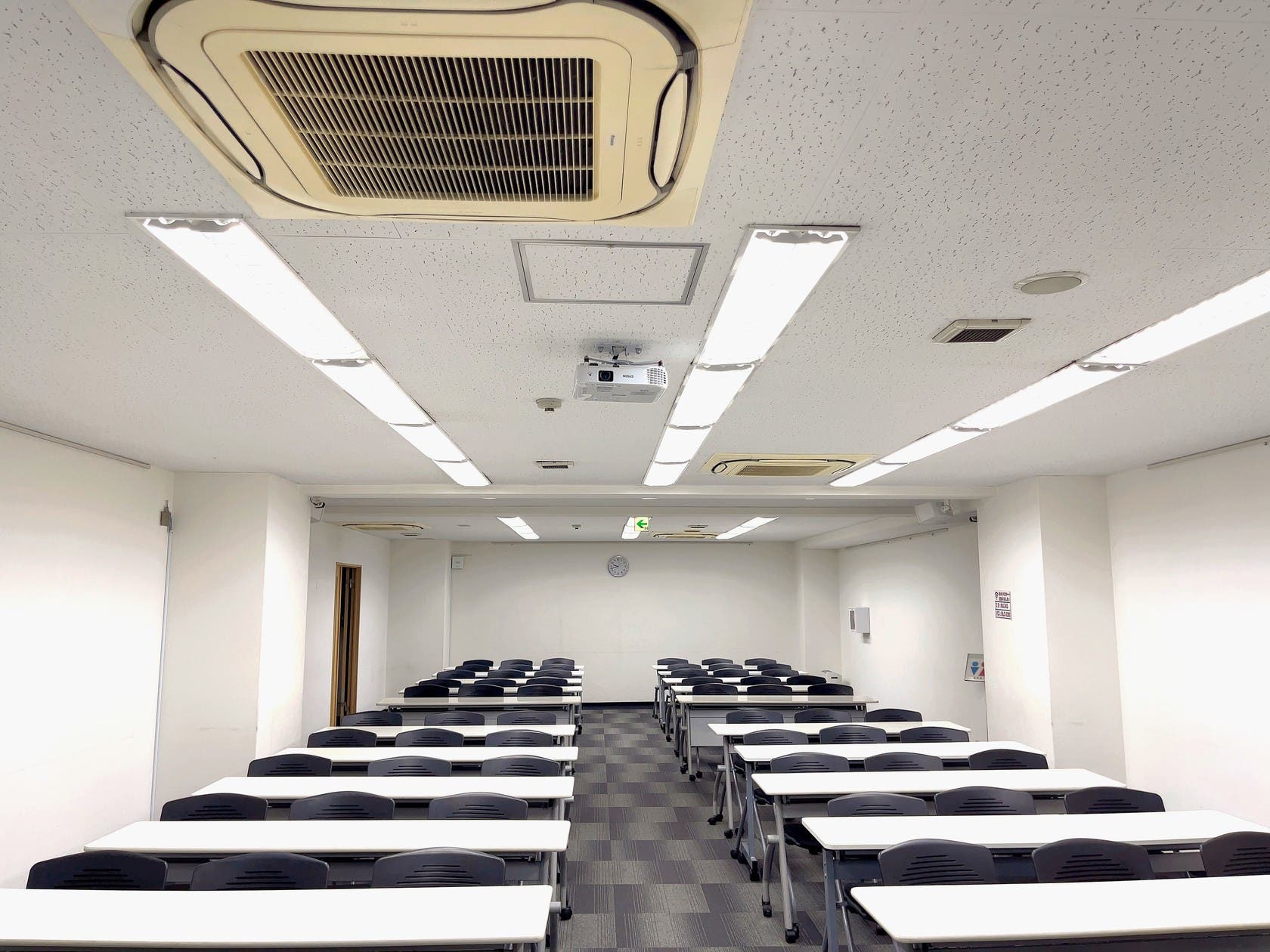 NLC新大阪ビル地下1階【全て無料】マイク、プロジェクター・スクリーン・ホワイトボード・Wi-Fiの写真5