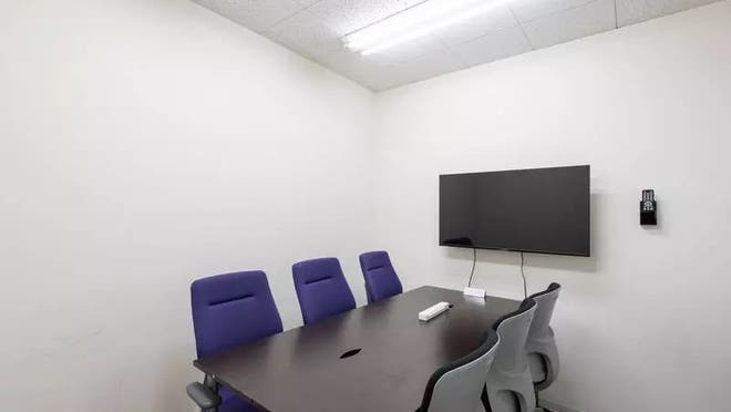 ワンコイン会議室 新橋 | B-02 新橋駅直結の会議室!落ち着いた個室 l ZOOM会議やリモートワーク最適環境!の写真1
