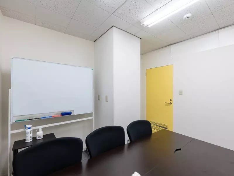 ワンコイン会議室 新橋 | B-02 新橋駅直結の会議室！落ち着いた個室 l ZOOM会議やリモートワーク最適環境！の写真5