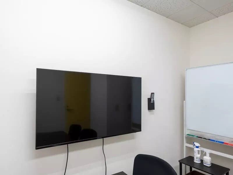 ワンコイン会議室 新橋 | B-02 新橋駅直結の会議室！落ち着いた個室 l ZOOM会議やリモートワーク最適環境！の写真6