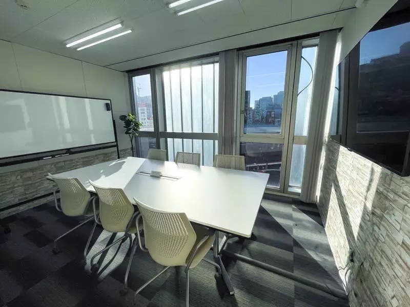 ワンコイン会議室新橋駅前B-04 新橋駅直結の会議室！ l ZOOM会議やリモートワーク最適環境！ワンコイン会議室B-04の写真1
