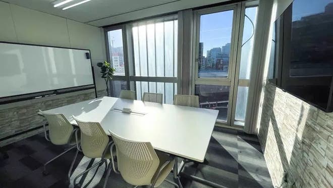 ワンコイン会議室新橋駅前B-04 新橋駅直結の会議室! l ZOOM会議やリモートワーク最適環境!ワンコイン会議室B-04の写真1