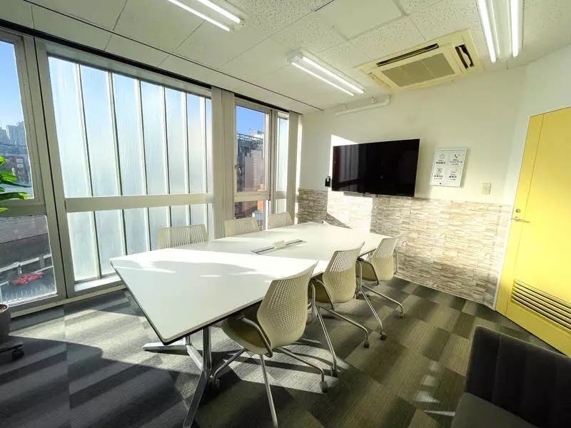 ワンコイン会議室新橋駅前B-04 新橋駅直結の会議室！ l ZOOM会議やリモートワーク最適環境！ワンコイン会議室B-04の写真2