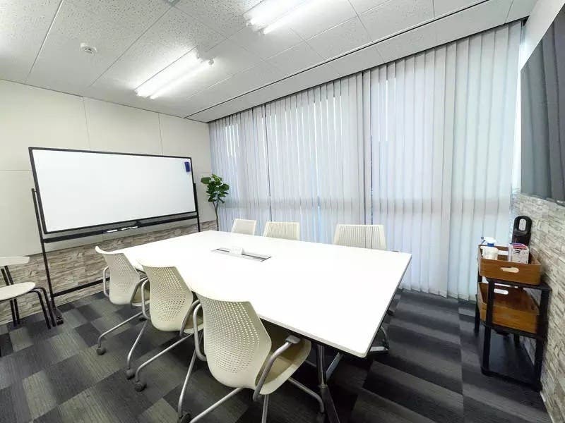 ワンコイン会議室新橋駅前B-04 新橋駅直結の会議室！ l ZOOM会議やリモートワーク最適環境！ワンコイン会議室B-04の写真3