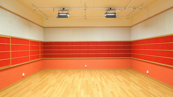 【芝浦 リマニスタジオ 704】赤を基調とした窓付き防音スタジオの写真1