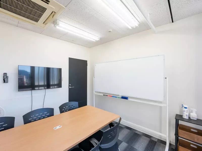 ワンコイン会議室新橋駅前B-06 新橋駅直結の会議室！ZOOM会議やリモートワーク最適環境！ワンコイン会議室B-06の写真1