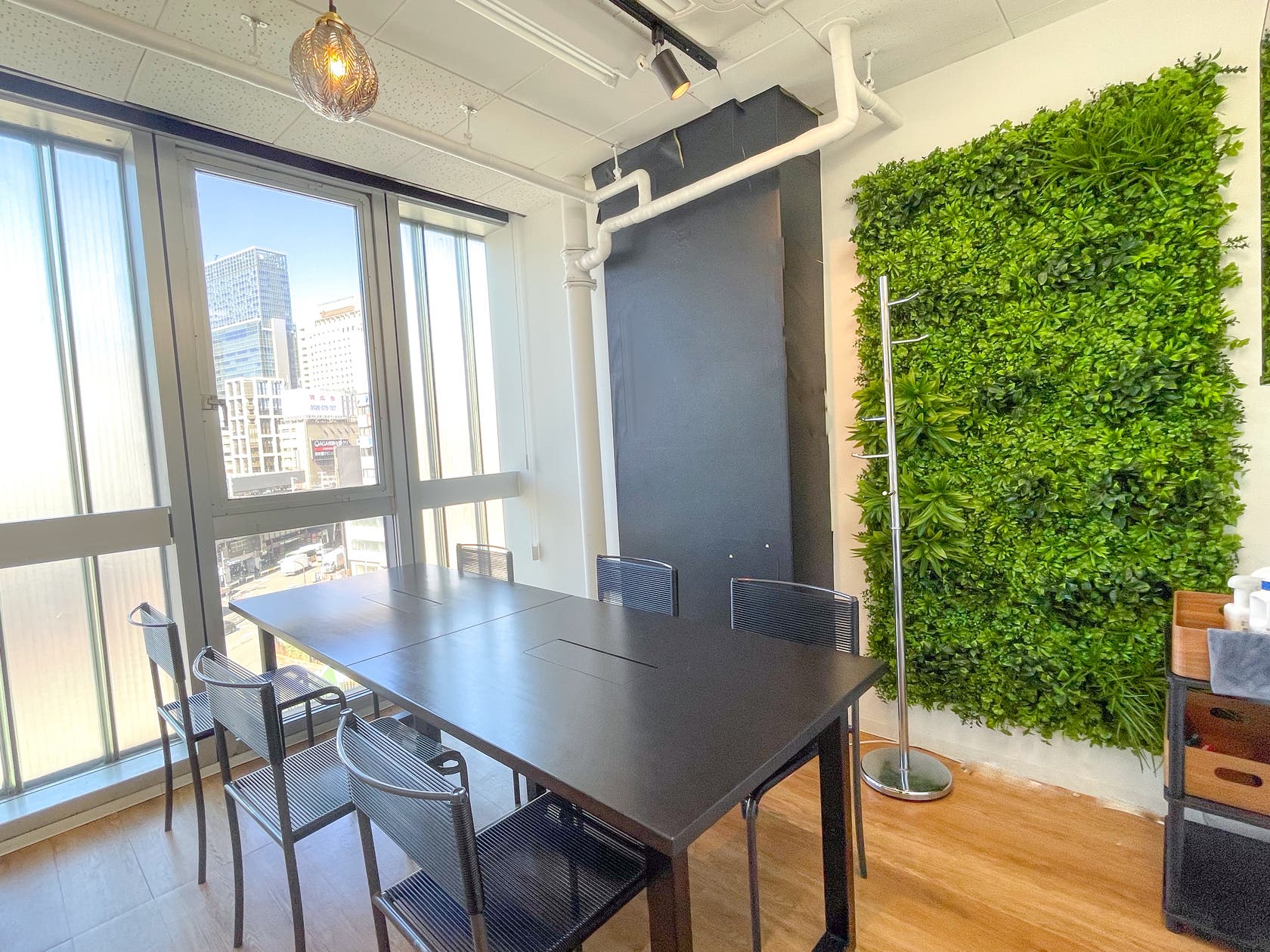 〈駅直結！新橋駅徒歩0分｜最大6名〉テレワーク、会議の利用に最適！ワンコイン会議室｜『B-07』の写真1