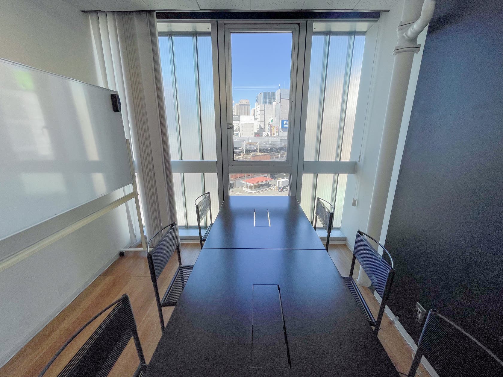 〈駅直結！新橋駅徒歩0分｜最大6名〉テレワーク、会議の利用に最適！ワンコイン会議室｜『B-07』の写真2