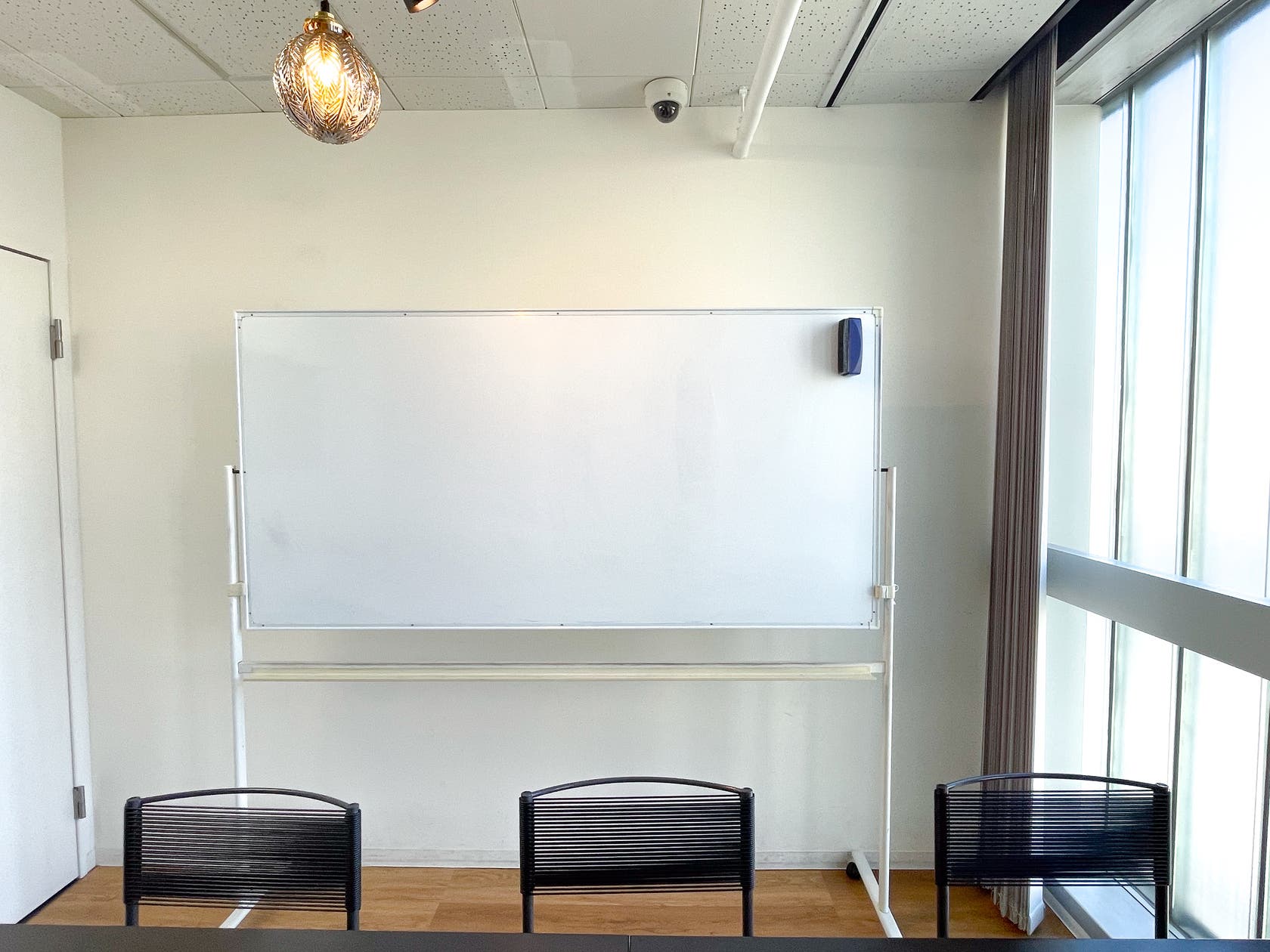 〈駅直結！新橋駅徒歩0分｜最大6名〉テレワーク、会議の利用に最適！ワンコイン会議室｜『B-07』の写真3