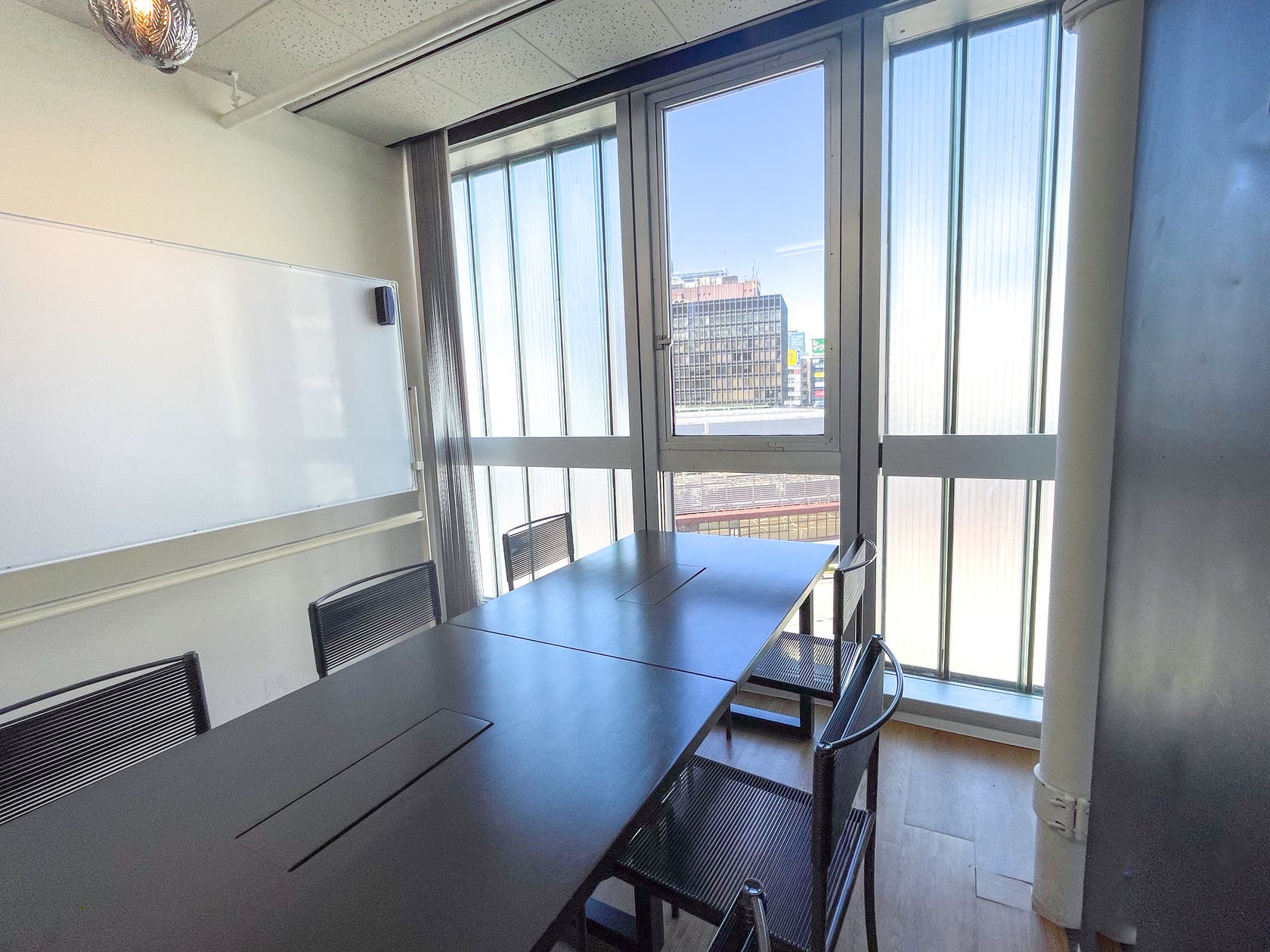〈駅直結！新橋駅徒歩0分｜最大6名〉テレワーク、会議の利用に最適！ワンコイン会議室｜『B-07』の写真5