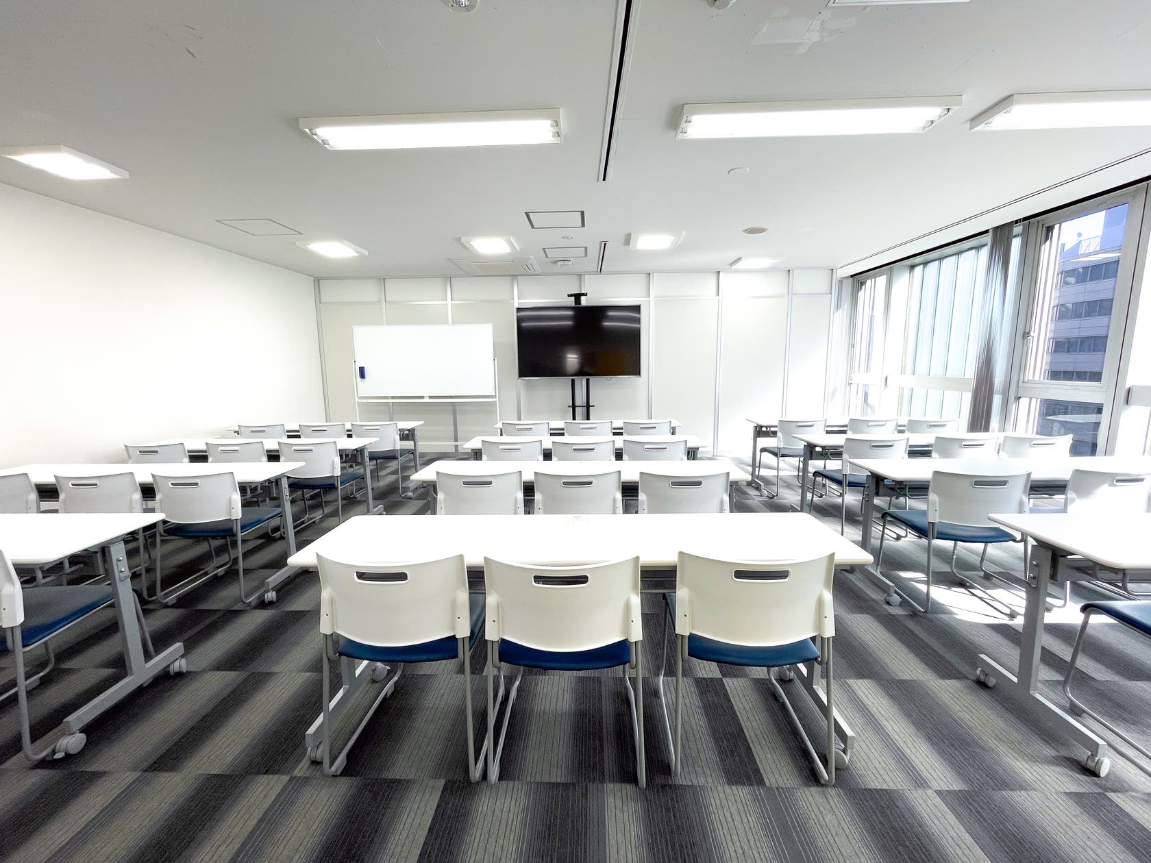 ワンコイン会議室新橋　新橋駅直結　605号室内　ダ・ヴィンチ大会議室 70inc 4k モニター導入！の写真1