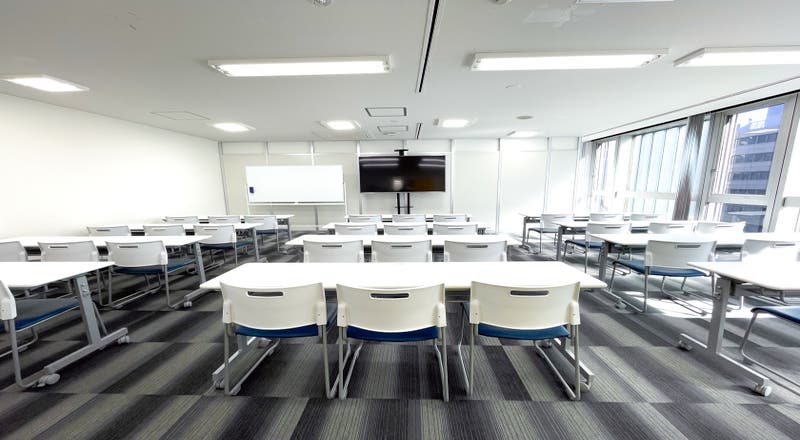 ワンコイン会議室新橋　新橋駅直結　605号室内　ダ・ヴィンチ大会議室 70inc 4k モニター導入！