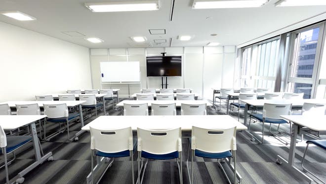ワンコイン会議室新橋 新橋駅直結 605号室内 ダ・ヴィンチ大会議室 70inc 4k モニター導入!の写真1