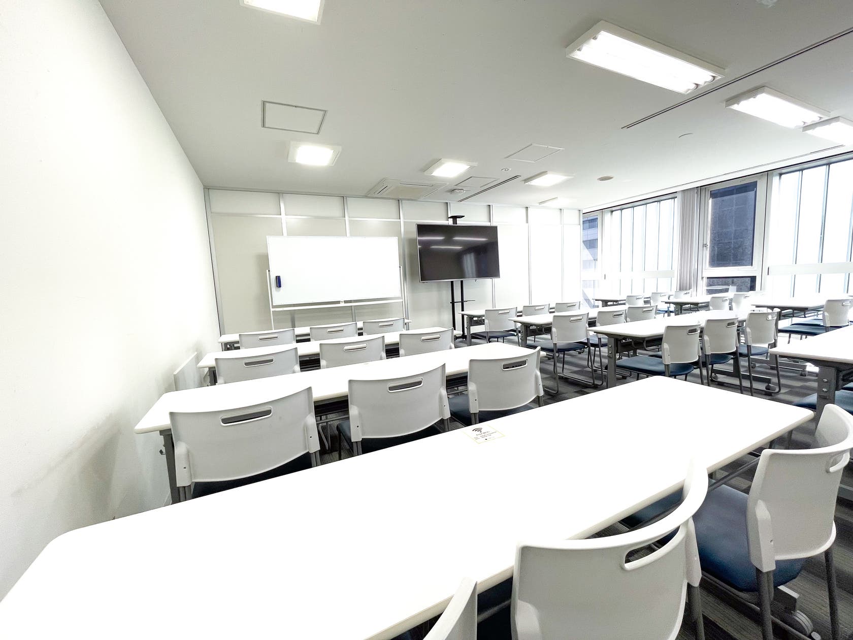 ワンコイン会議室新橋　新橋駅直結　605号室内　ダ・ヴィンチ大会議室 70inc 4k モニター導入！の写真2