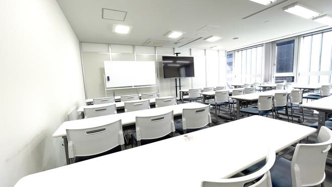 ワンコイン会議室新橋 新橋駅直結 605号室内 ダ・ヴィンチ大会議室 70inc 4k モニター導入!の写真2