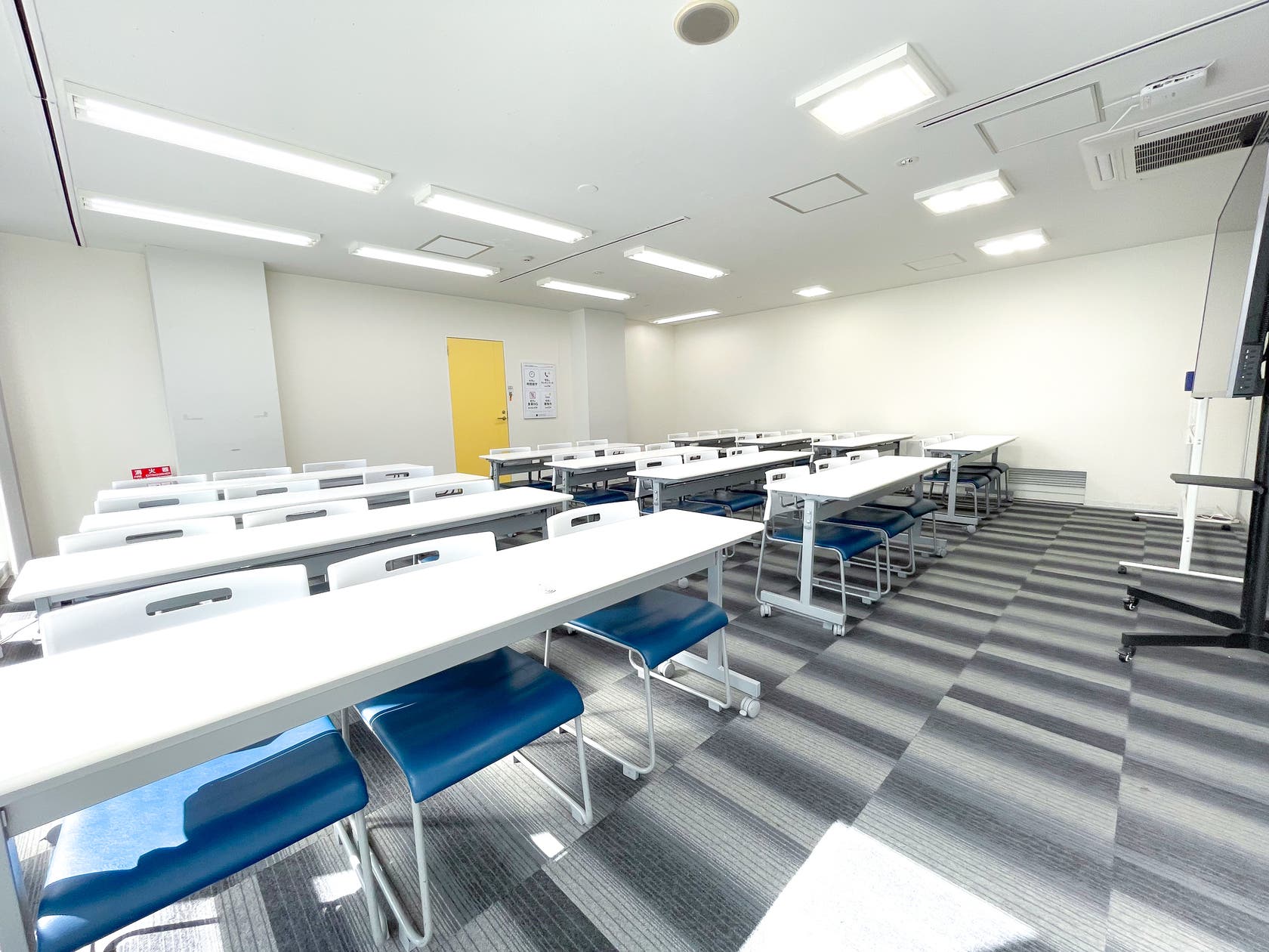 ワンコイン会議室新橋　新橋駅直結　605号室内　ダ・ヴィンチ大会議室 70inc 4k モニター導入！の写真3