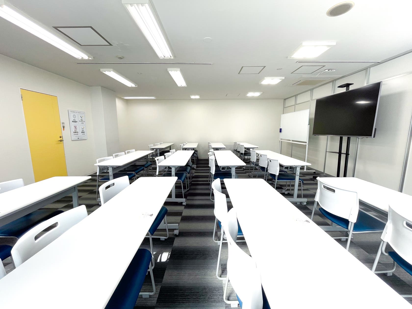 ワンコイン会議室新橋　新橋駅直結　605号室内　ダ・ヴィンチ大会議室 70inc 4k モニター導入！の写真4