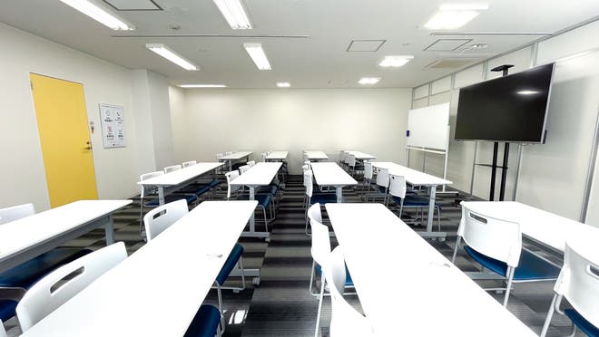 ワンコイン会議室新橋 新橋駅直結 605号室内 ダ・ヴィンチ大会議室 70inc 4k モニター導入!の写真4