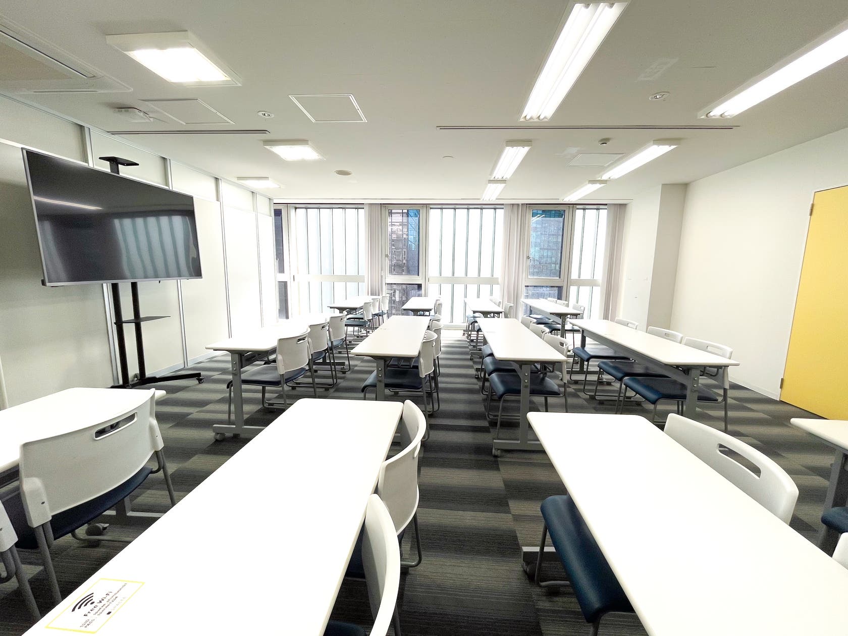 ワンコイン会議室新橋　新橋駅直結　605号室内　ダ・ヴィンチ大会議室 70inc 4k モニター導入！の写真5