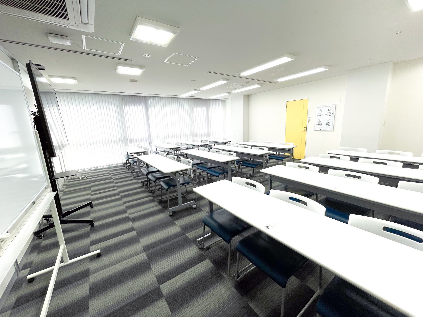 ワンコイン会議室新橋　新橋駅直結　605号室内　ダ・ヴィンチ大会議室 70inc 4k モニター導入！の写真6