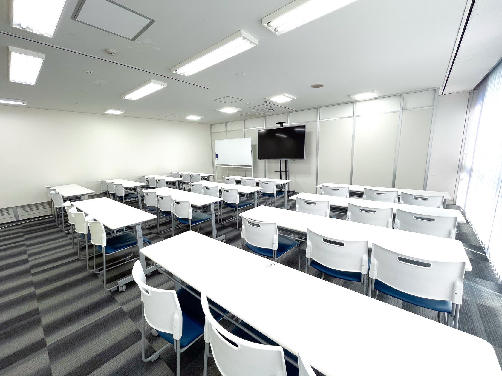 ワンコイン会議室新橋　新橋駅直結　605号室内　ダ・ヴィンチ大会議室 70inc 4k モニター導入！の写真7