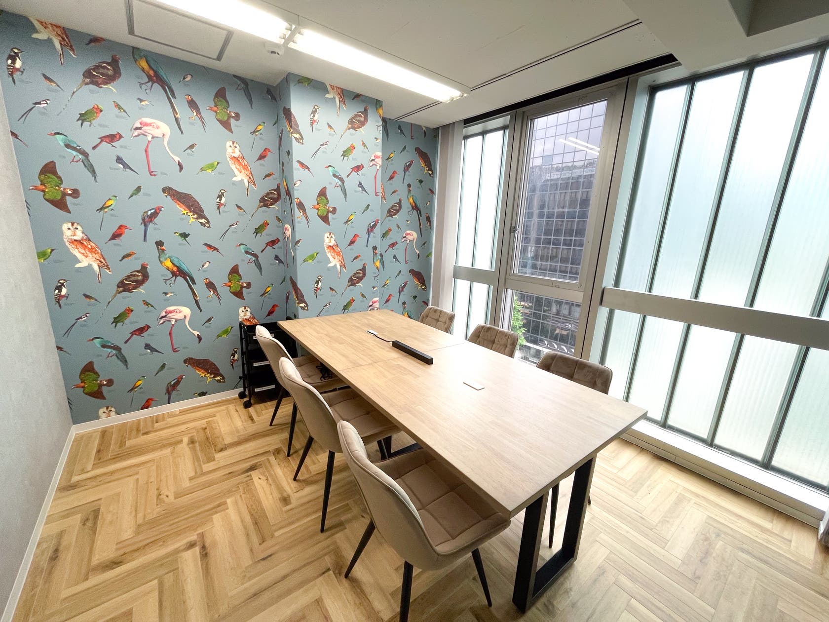 【完全個室 l 日当たり良好/オンライン会議やリモートワーク最適環境】ワンコイン会議室新橋　新橋駅直結605号室内　ベル会議室の写真1