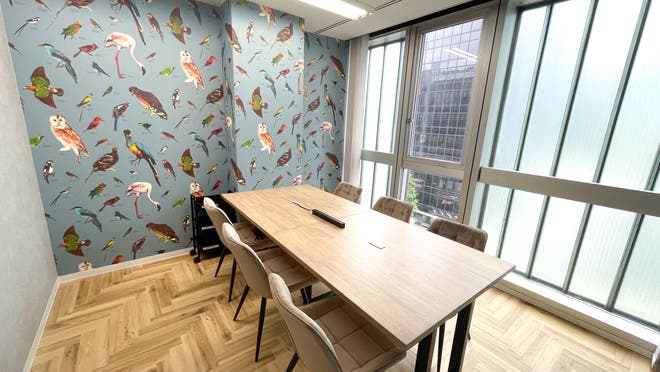 【完全個室 l 日当たり良好/オンライン会議やリモートワーク最適環境】ワンコイン会議室新橋 新橋駅直結605号室内 ベル会議室の写真1