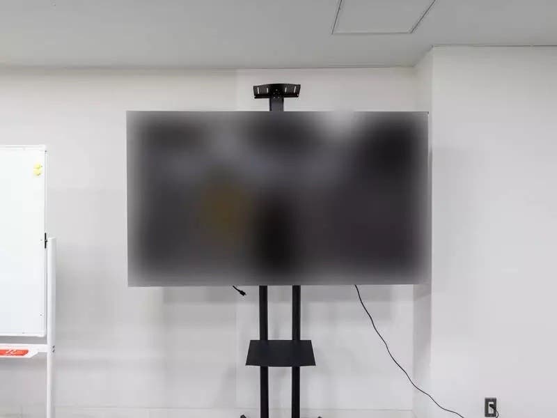 ワンコイン会議室新橋　新橋駅直結　605号室内　ダ・ヴィンチ大会議室 70inc 4k モニター導入！の写真8